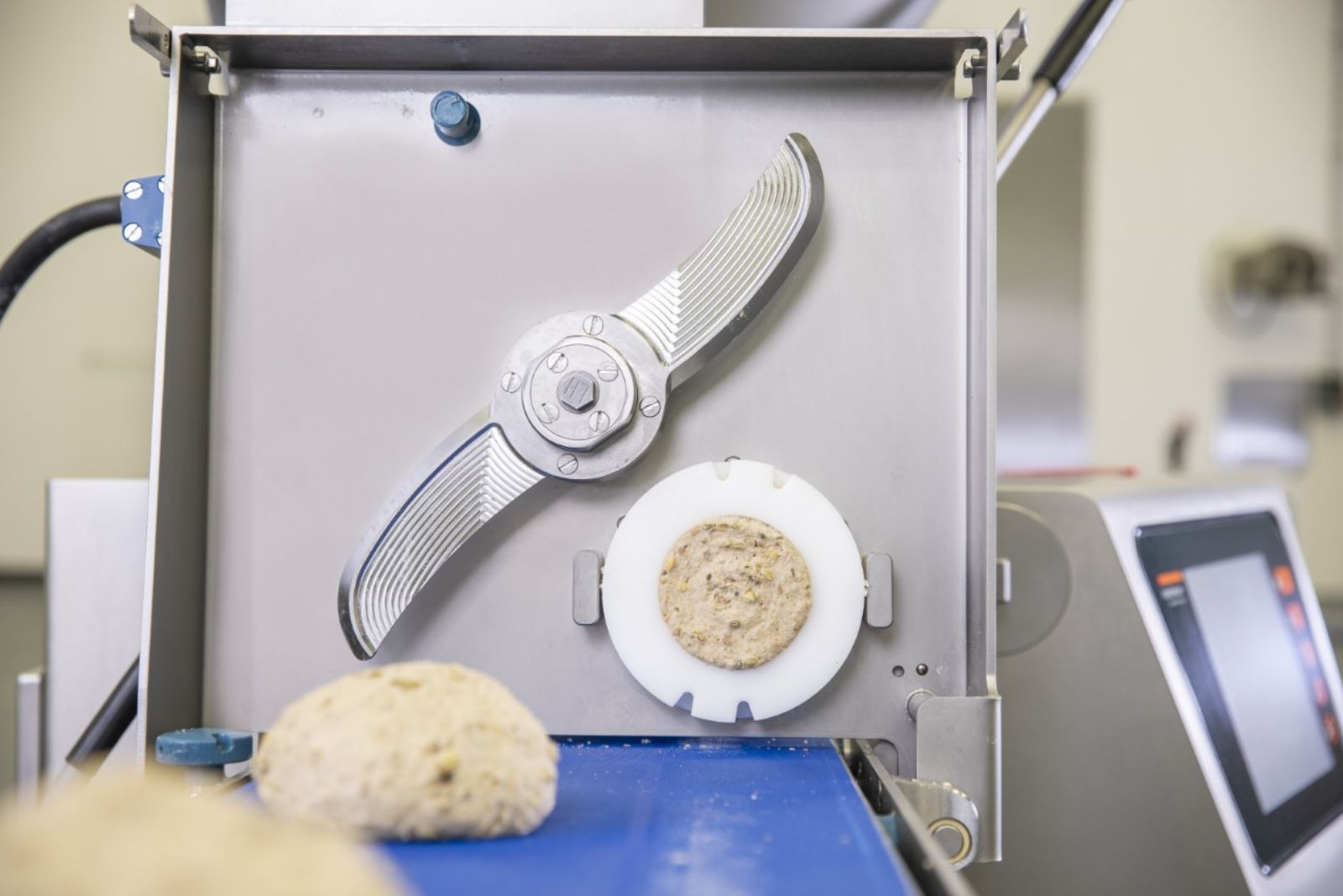 Handtmann’s rotary blade for dough cutting - Commercial Baking